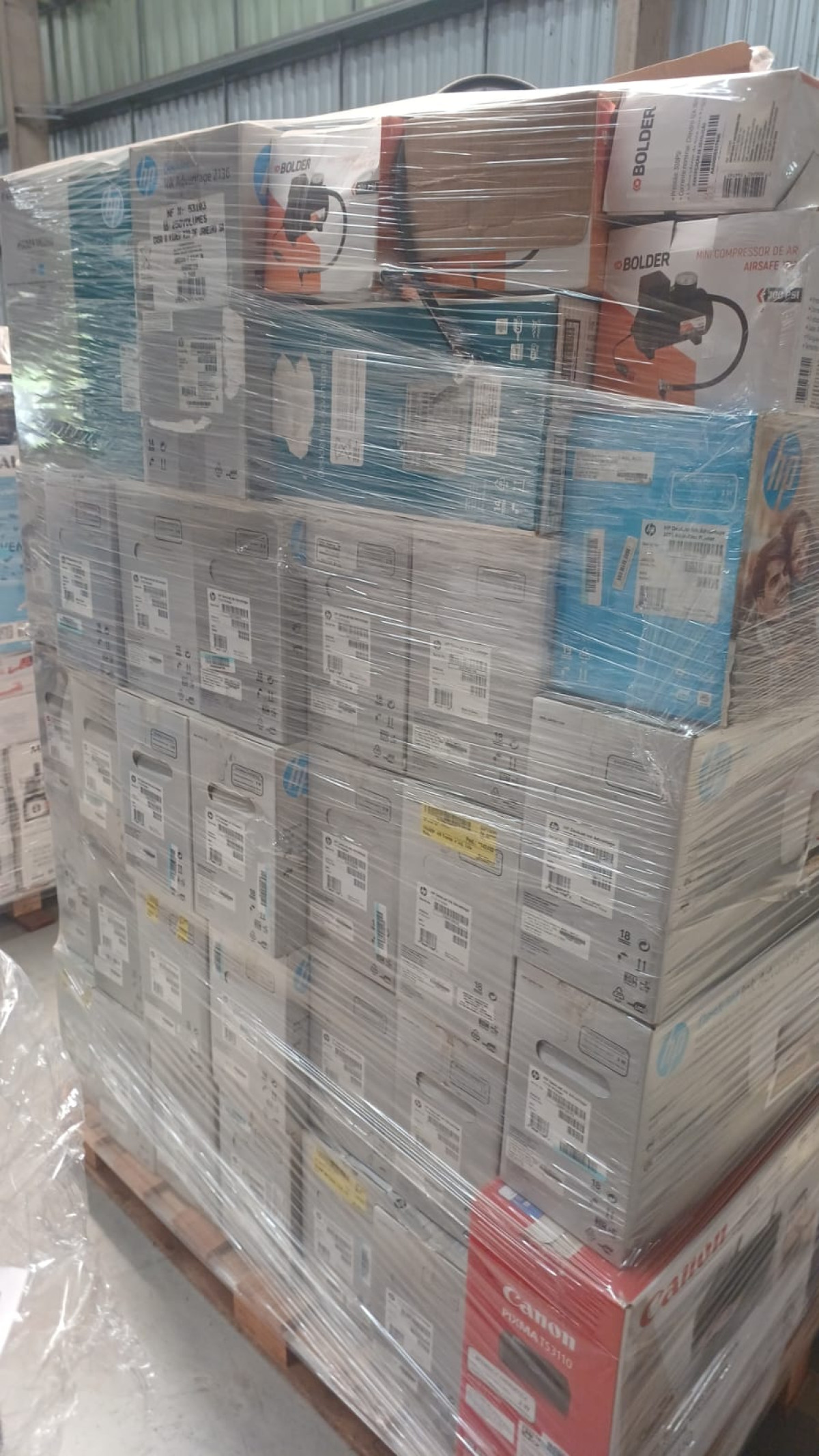 Alcance Leilões - PALLET FECHADO COM APROXIMADAMENTE 90 ITENS